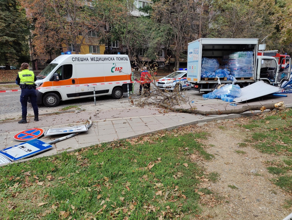 Камион се вряза в спирка в София загина 19 годишно момиче България