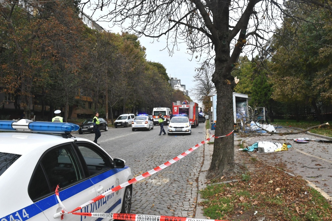 Камион се вряза в спирка в София загина 19 годишно момиче България